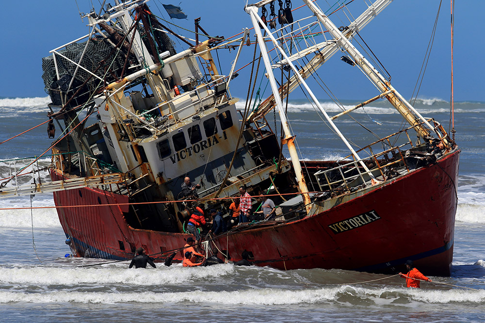 Las mejores postales del buque pesquero encallado en Playa Grande ...