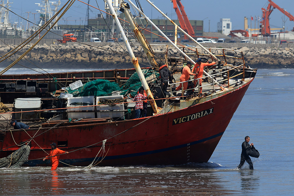 Las mejores postales del buque pesquero encallado en Playa Grande ...