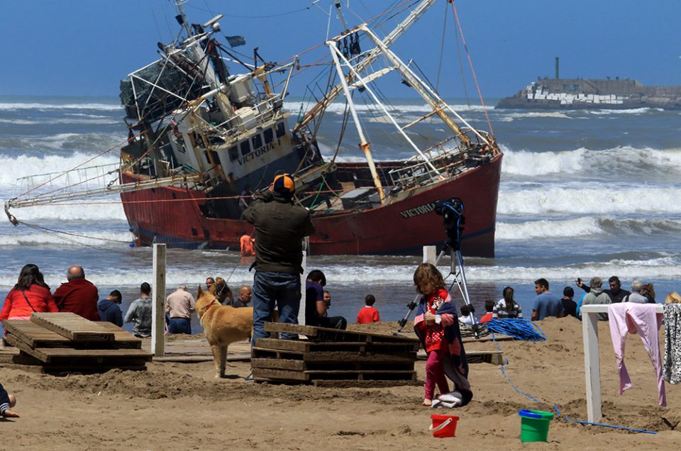 Las mejores postales del buque pesquero encallado en Playa Grande ...
