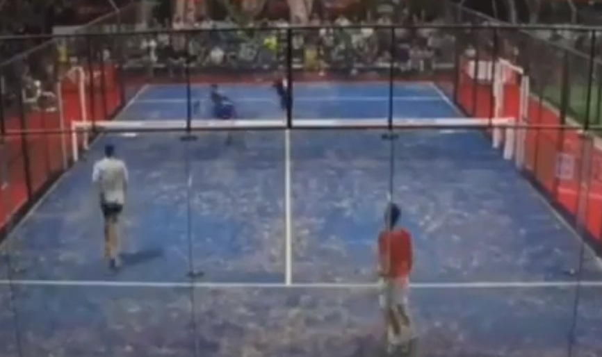 Susto en un partido de Padel: un jugador atravesó un panel de cristal y ...
