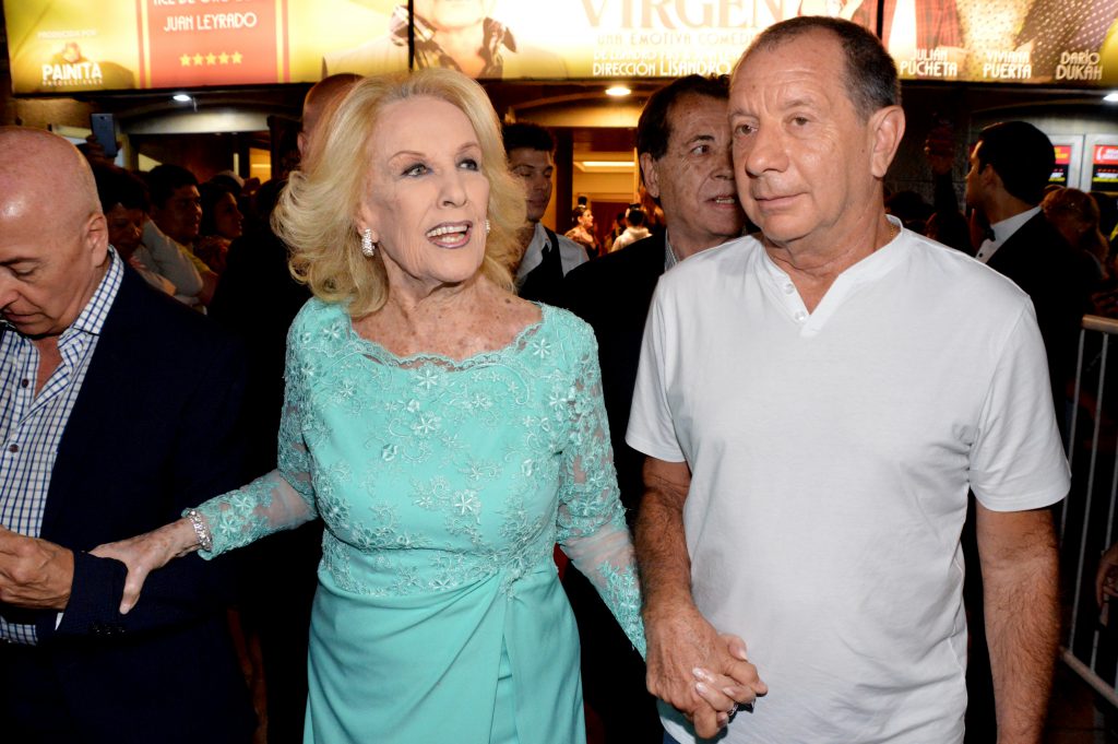 Mirtha disfrutó del show Burlesque y conversó con sus protagonistas ...