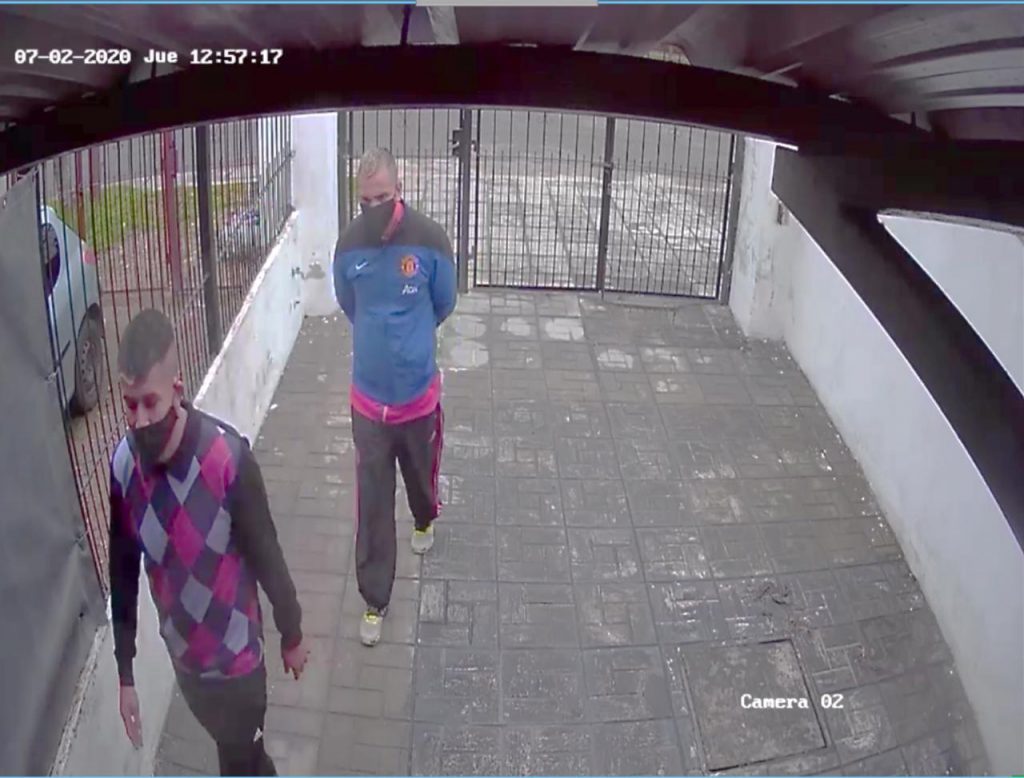 Buscan a dos delincuentes que asaltaron, golpearon y ataron a un hombre ... Buscan a dos delincuentes que asaltaron, golpearon y ataron a un hombre ...