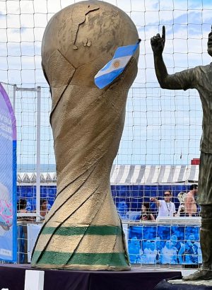 La primera estatua de Messi con las tres estrellas está en Mar del ...