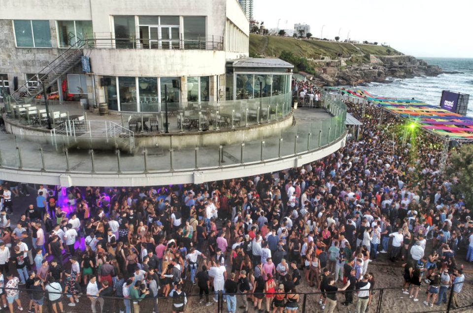 Mar del Plata: la salida de los boliches al amanecer, en imágenes ...