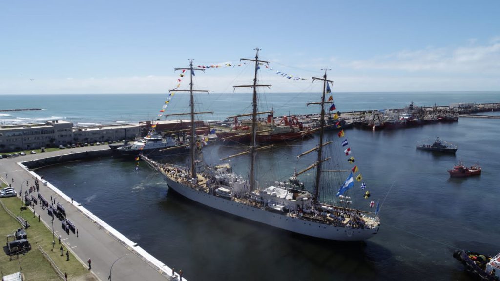 Las imágenes del ingreso de la Fragata Libertad a Mar del Plata ...