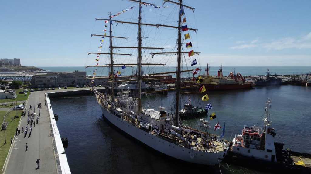 Las imágenes del ingreso de la Fragata Libertad a Mar del Plata ...
