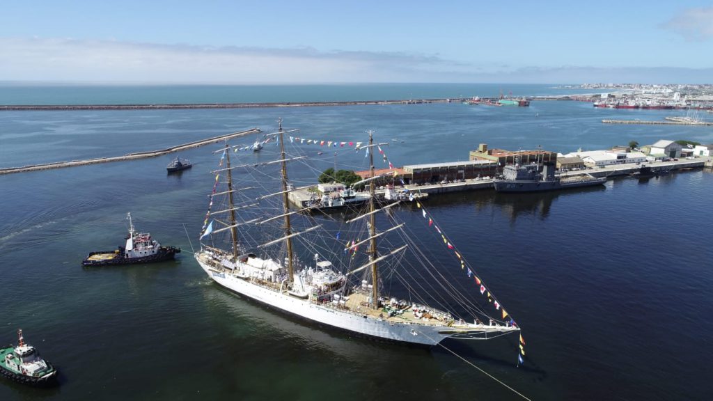 Las imágenes del ingreso de la Fragata Libertad a Mar del Plata ...