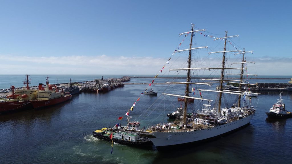 Las imágenes del ingreso de la Fragata Libertad a Mar del Plata ...