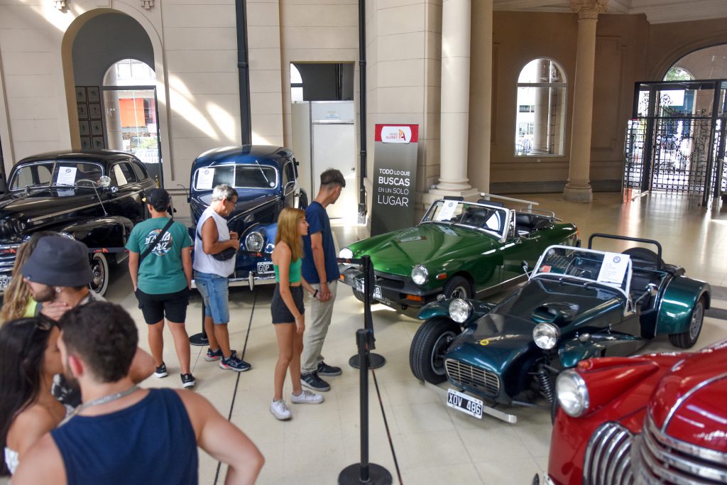 Modelos de todas las épocas en una atractiva exposición de autos ...