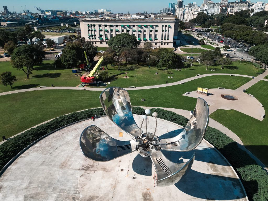 La Floralis Genérica de Buenos Aires comienza a “florecer” después del ...