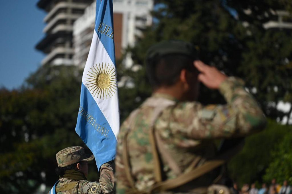 Milei reinvindicó a las Fuerzas Armadas en el Día de la Bandera ...